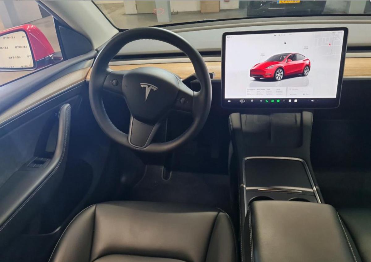 Ihned: Tesla Y Long Range AMD Ryzen červená - Radek Landa